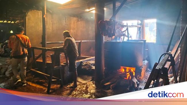 Potret Bikin Daster Emak-emak yang Tak Mudah di Tengah Ancaman Banjir Rob