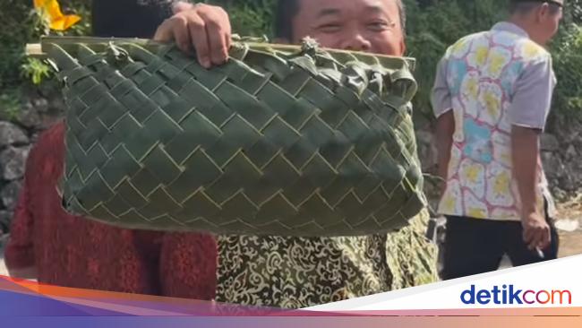 Tradisi Unik di Gunungkidul, Sego Kiso dalam 'Tas Ayam' Daun Kelapa