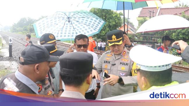 Gercep Polisi Evakuasi Motor dan Korban Tertabrak KA Malioboro di Magetan