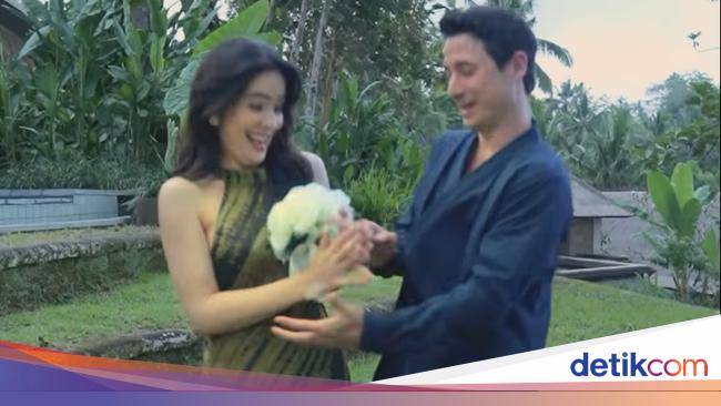 Gemas... Luna Maya Lempar Bunga Pengantin ke Gisel hingga Steffi Zamora