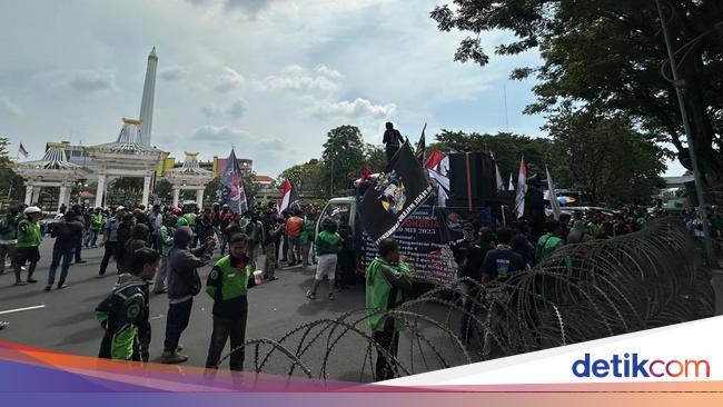 Massa Demo Ojol Geruduk Kantor Gubernur Jatim, Kendaraan Dialihkan