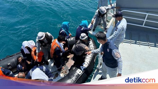 Momen Evakuasi 14 Korban Kapal Tenggelam di Kepri