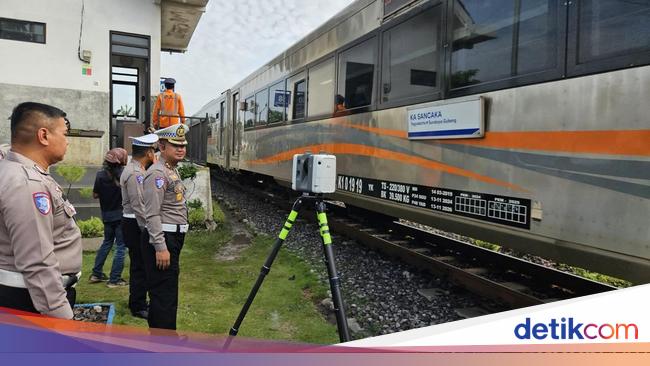 Polda Jatim Olah TKP KA Malioboro Tewaskan 4 Pemotor di Magetan