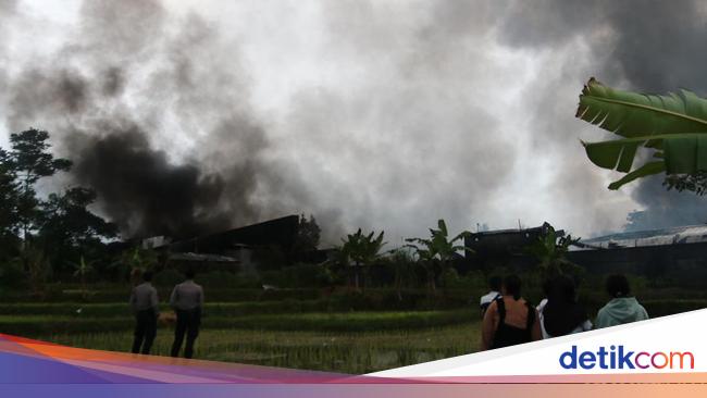 6 Jam Lebih Kebakaran Pabrik Garmen di Sleman Belum Padam