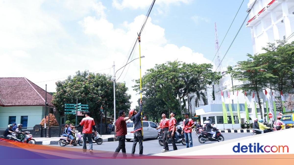 Kabel Semrawut di Palembang Mulai Dirapikan