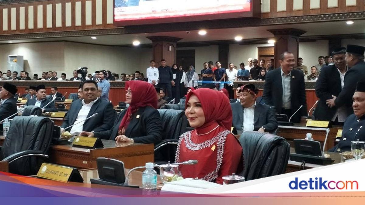 Salmawati Istri Mualem Dilantik Sebagai Anggota DPR Aceh