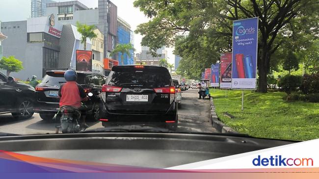 Arah PTC Surabaya Macet Parah, Pengendara Terjebak 30 Menit