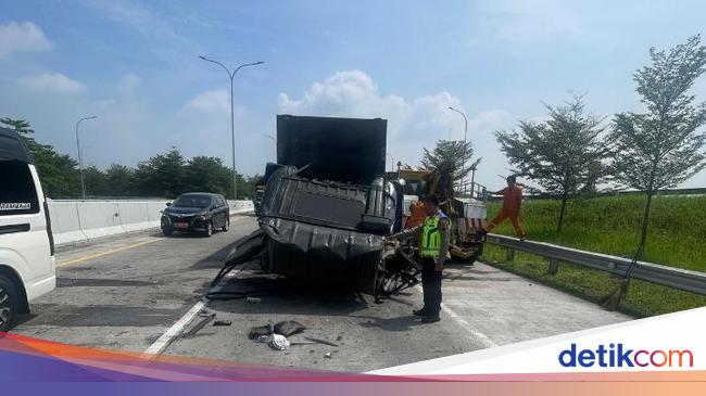 Truk Boks Seruduk Tronton di Tol Batang, 2 Orang Tewas