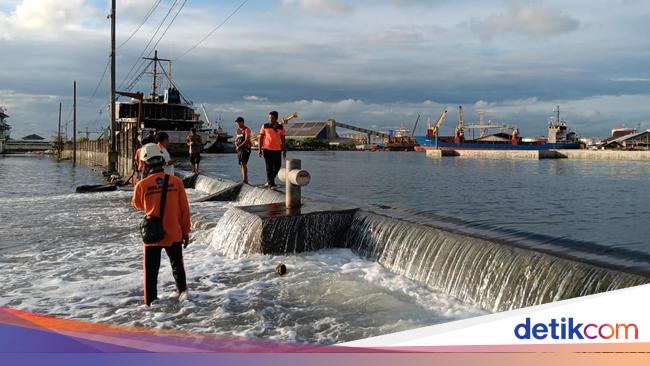 Tembok Penahan Air Laut Jebol, Pelabuhan Tanjung Emas Semarang Kebanjiran