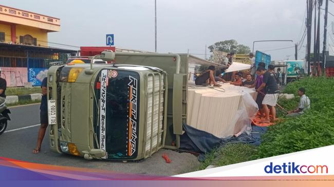 Truk Muatan Triplek Terguling di Jalur Jogja-Solo Delanggu