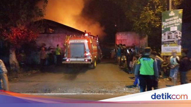 Gudang Pabrik Rokok di Malang Terbakar Hebat