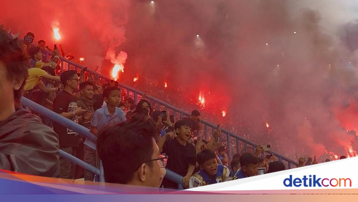 Erick Thohir Kecewa Banyak Flare Menyala di Stadion GBLA