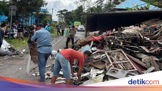Truk Tabrak Rumah-Motor di Bulukumba gegara Rem Blong