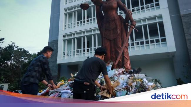 Tumpukan Bunga di Kaki Dewi Themis buat Argo Mahasiswa yang Tewas ...