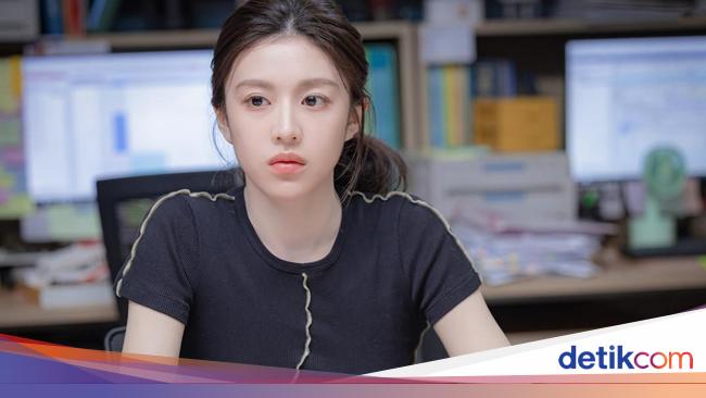 7 Gaya Go Yoon Jung Pakai Bajunya Sendiri di Drakor Resident Playbook