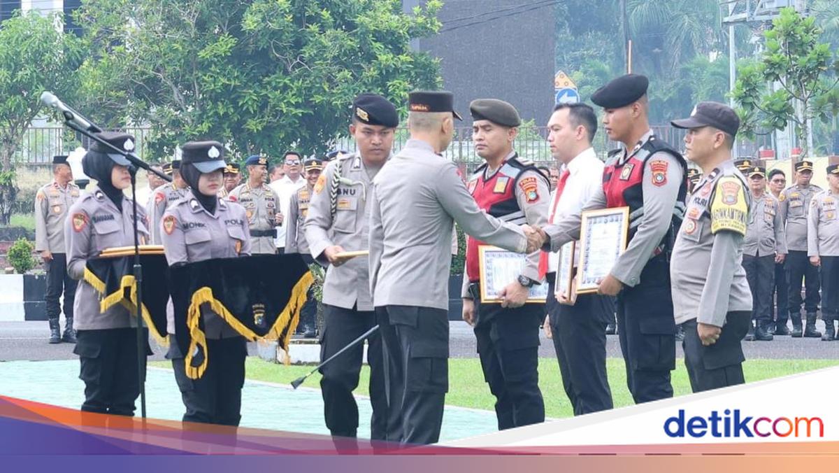 Irjen Hendro Pandowo Berikan Penghargaan 32 Anggota Polda Babel