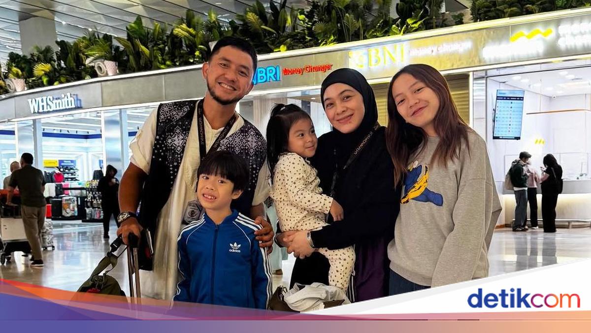 Dian Ayu Berangkat Haji dengan Omesh, Penuh Haru Tinggalkan 3 Anak