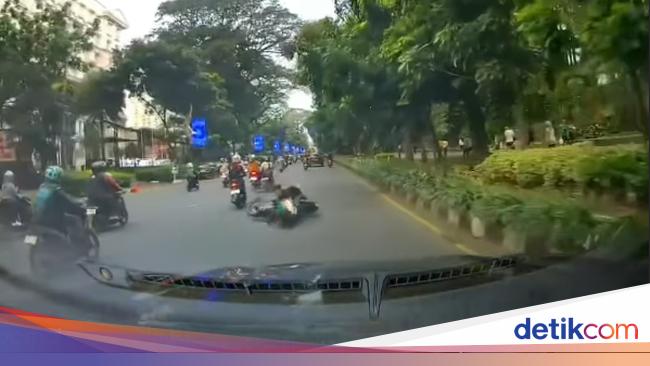 Heboh Pemotor Ngebut Lawan Arah di Bogor, Berujung Terlindas Fortuner
