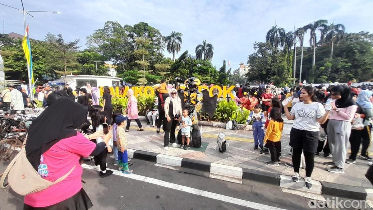 Hiruk Pikuk Warga Depok Ikut CFD Margonda, Ada Aksi Bela Diri-Robot ...