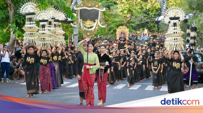 Duta Denpasar Angkat Ngerebong dalam Peed Aya PKB 2025