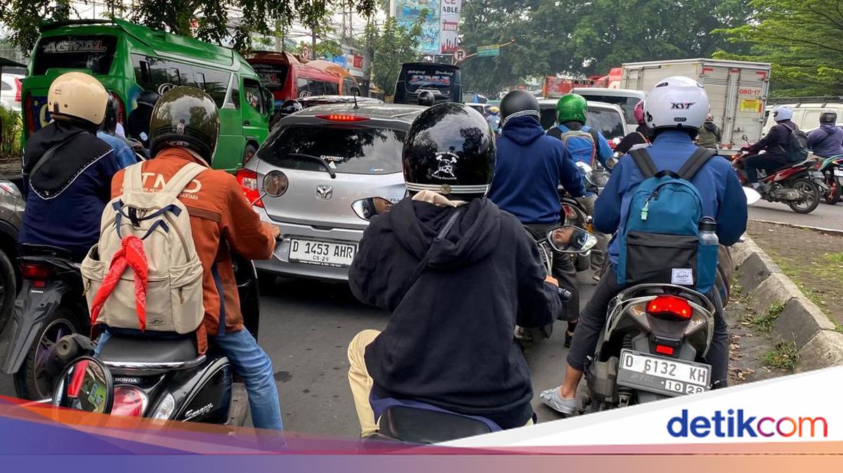 Potret Bunderan Cibiru yang Sibuk Setiap Pagi