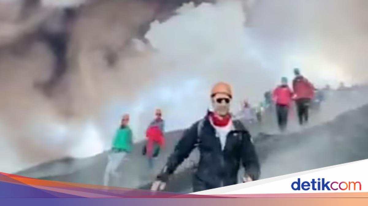 Gunung Etna Erupsi, Turis Berlarian Menjauh dari Kawah
