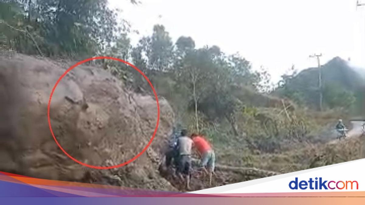 Jalan Penghubung 2 Desa di Pinrang Tertutup Batu Besar Akibat Longsor