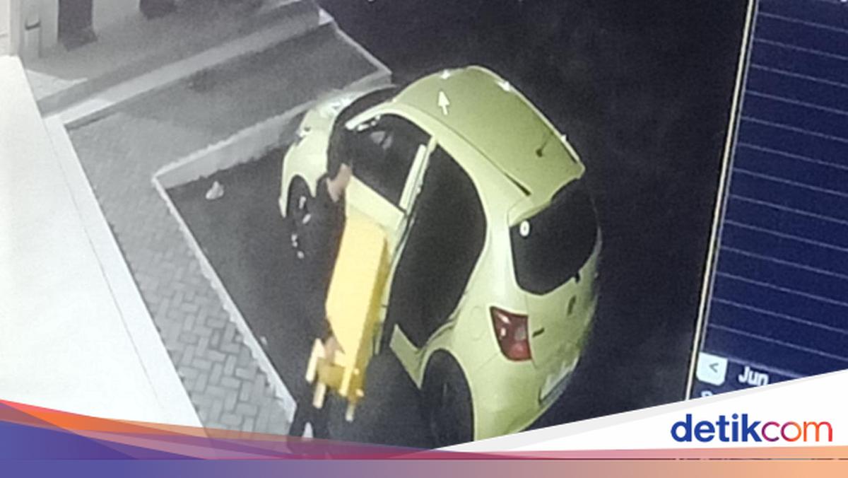 Pria Bermobil Brio Terekam CCTV Gondol Kotak Amal Masjid di Tulung Klaten
