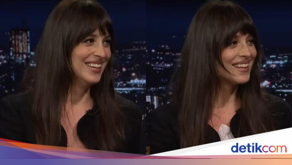 Dakota Johnson Pakai Tisu Tutupi Dada Gegara Wardrobe Malfunction