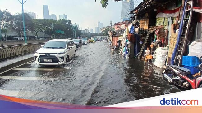 Hujan Deras, Jalan Samping Underpass Mampang-Kuningan Tergenang