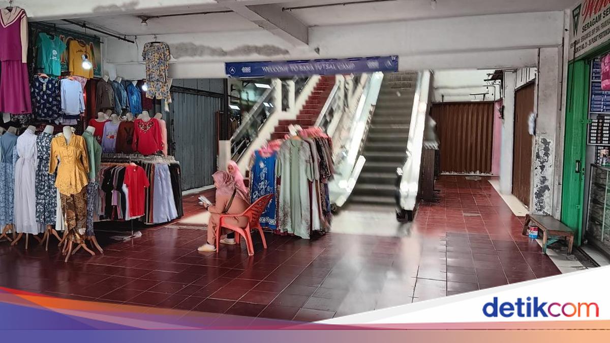 Pertokoan di Bekasi Ini Sepi Bak Kuburan, Pedagang Hanya Melamun-Main HP