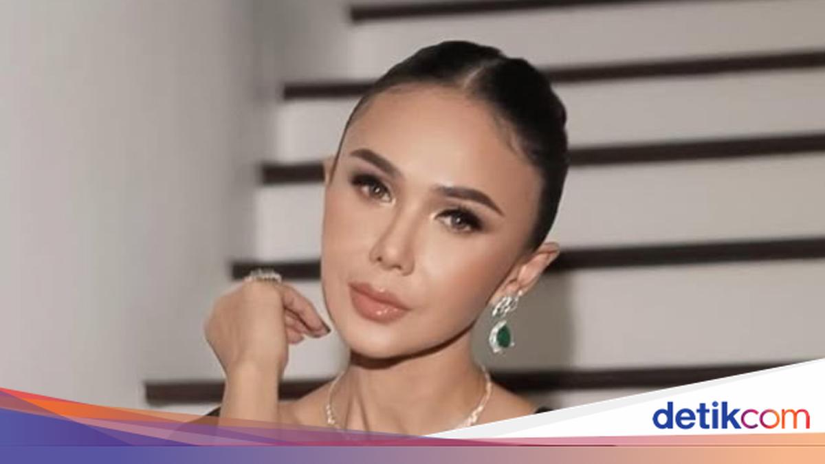 7 Foto Yuni Shara yang Tetap Flawless & Awet Muda di Usia 53 Tahun