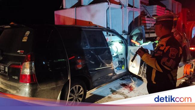 Innova Tabrak Truk di Tol Jombang, 3 Orang Tewas
