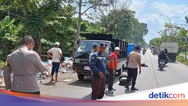Polisi-Lurah di Pekanbaru Gotong Royong Bersihkan Sampah di Pinggir Jalan