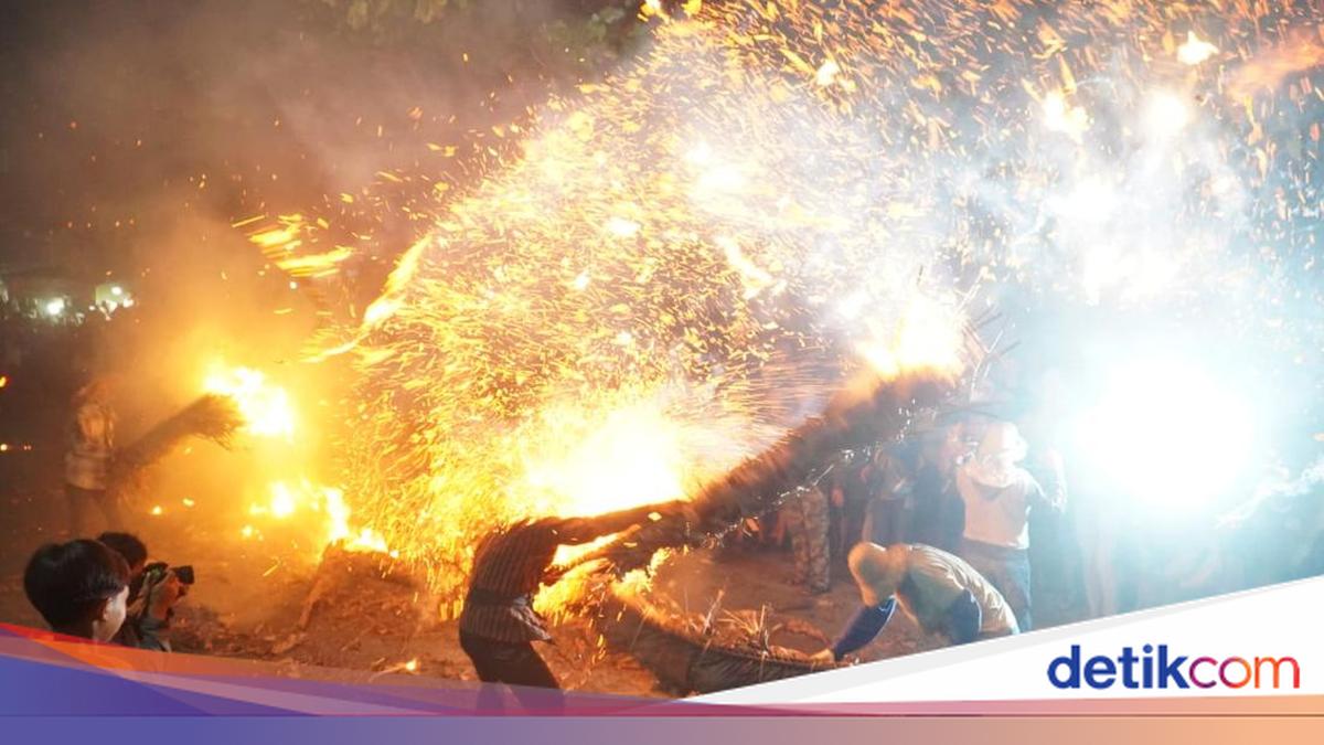 Menyaksikan 'Panasnya' Tradisi Perang Obor di Jepara