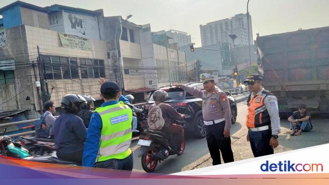 Lalin Flyover Ciputat Arah Jakarta Macet gara-gara Truk Mogok