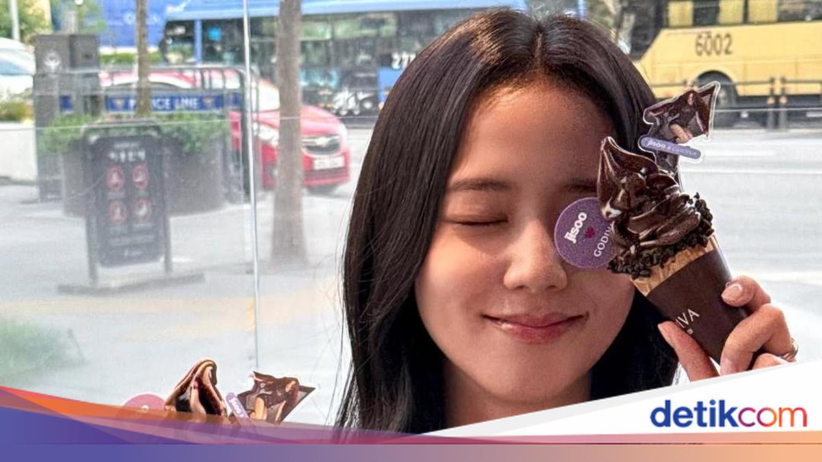 7 Gaya Jisoo BLACKPINK Makan Es Krim, Pakai Baju Casual Bak Anak SMA