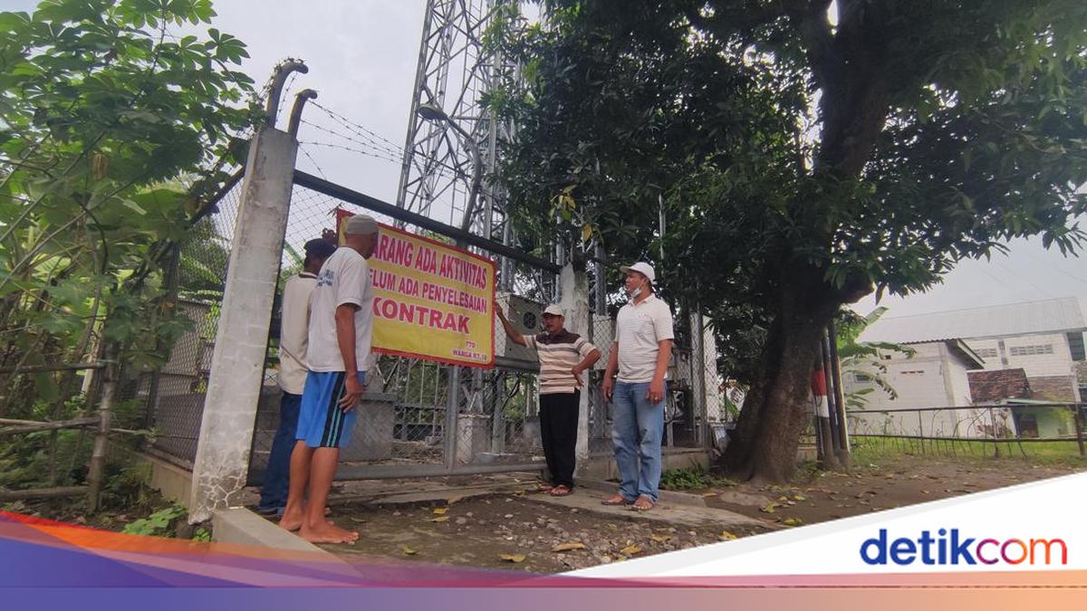 Banner Penolakan Dipasang Warga di Tower Seluler Porong Sidoarjo