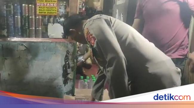 Polisi Razia Warung Kelontong di Bogor, Puluhan Botol Miras Ilegal Disita