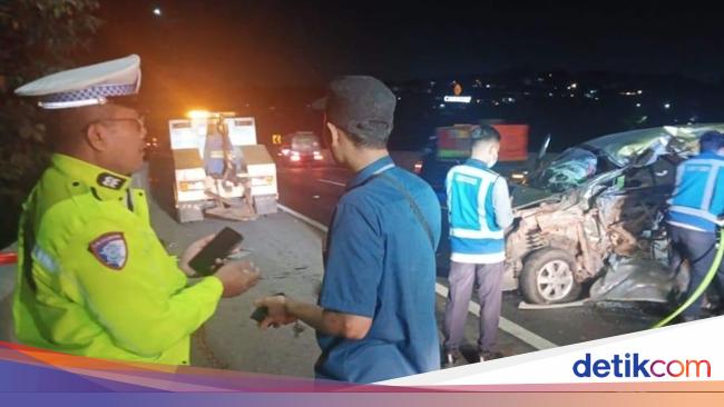 Avanza Tabrak Truk Tronton di Tol Semarang, 1 Orang Tewas