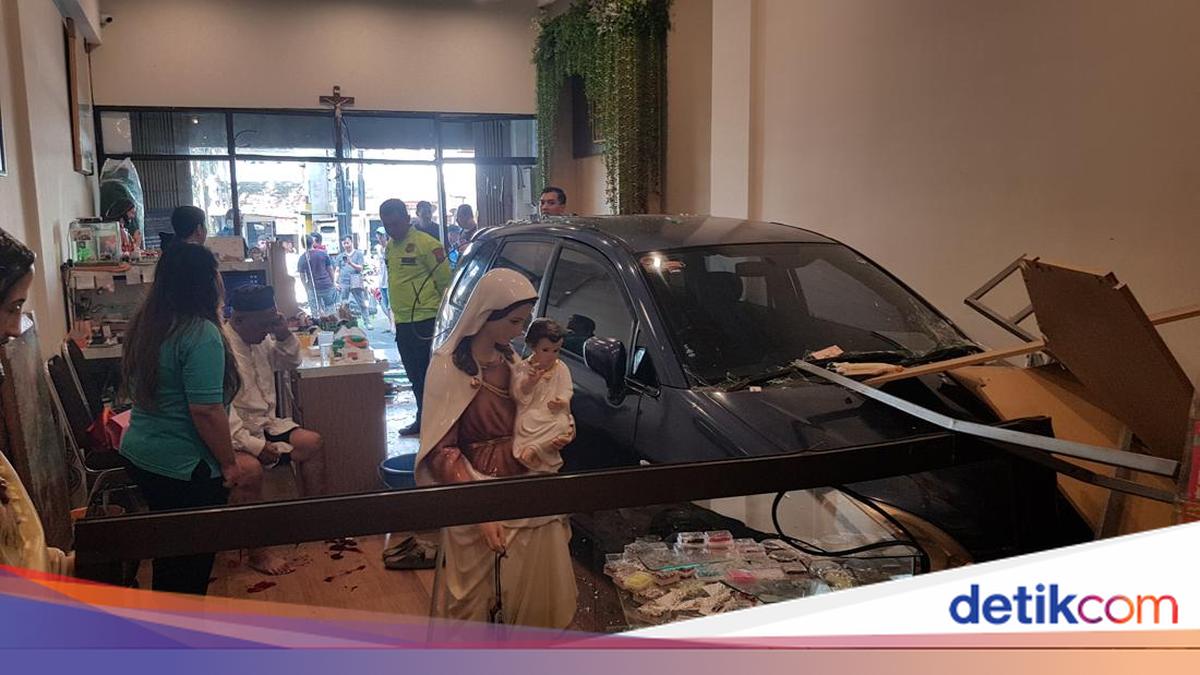 Porak-poranda Toko Rohani di Kota Malang Diterjang Suzuki Aerio