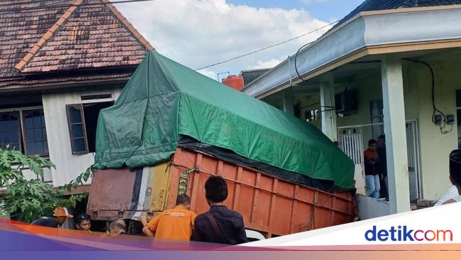 Truk Tabrak Pagar Masjid di Ogan Ilir, Sopir Sempat Terjepit Kabin Truk Tabrak Pagar Masjid di Ogan Ilir, Sopir Sempat Terjepit Kabin