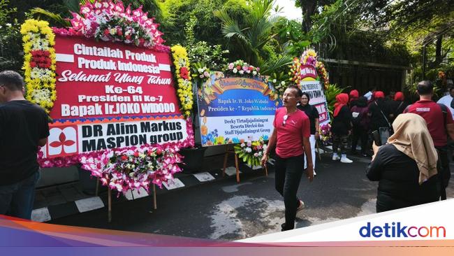 Jokowi Ulang Tahun, Karangan Bunga Selamat Berjejer di Rumahnya