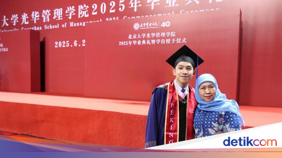 Hadiri Wisuda Sang Putra, Khofifah Jadi Tamu Kehormatan Peking University