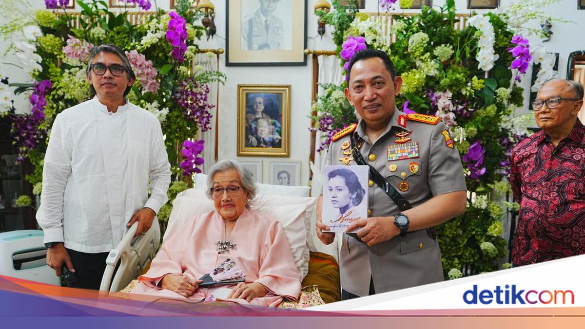 Kapolri Dapat Hadiah Buku '100 Tahun Pengabdian' Usai Sowan ke Meri Hoegeng
