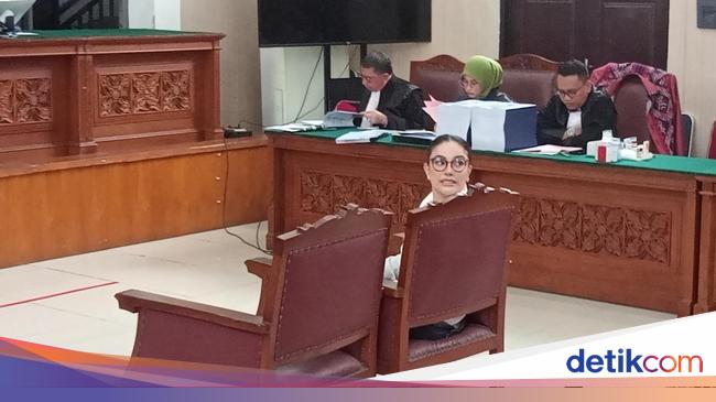 Nikita Mirzani 'Jumpa Fans' di Ruang Sidang, Berujung Ditegur Hakim
