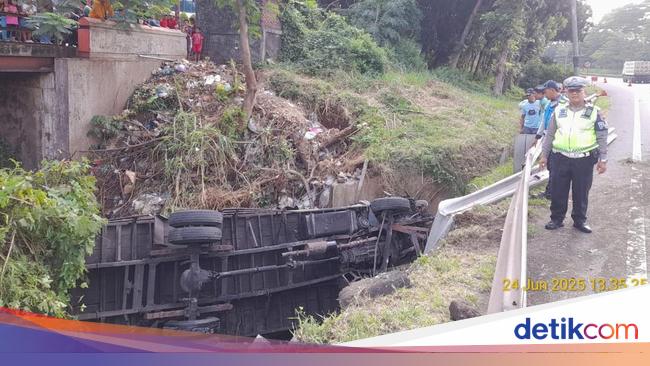 Sopir Loncat, Truk Boks Terguling Masuk Parit di Turunan Tembalang
