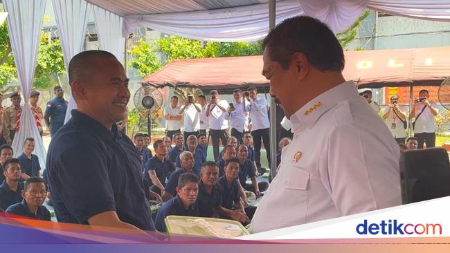 Menteri Imipas dan Napi Lapas Kelas 1 Medan Saling Tukar Makan Siang