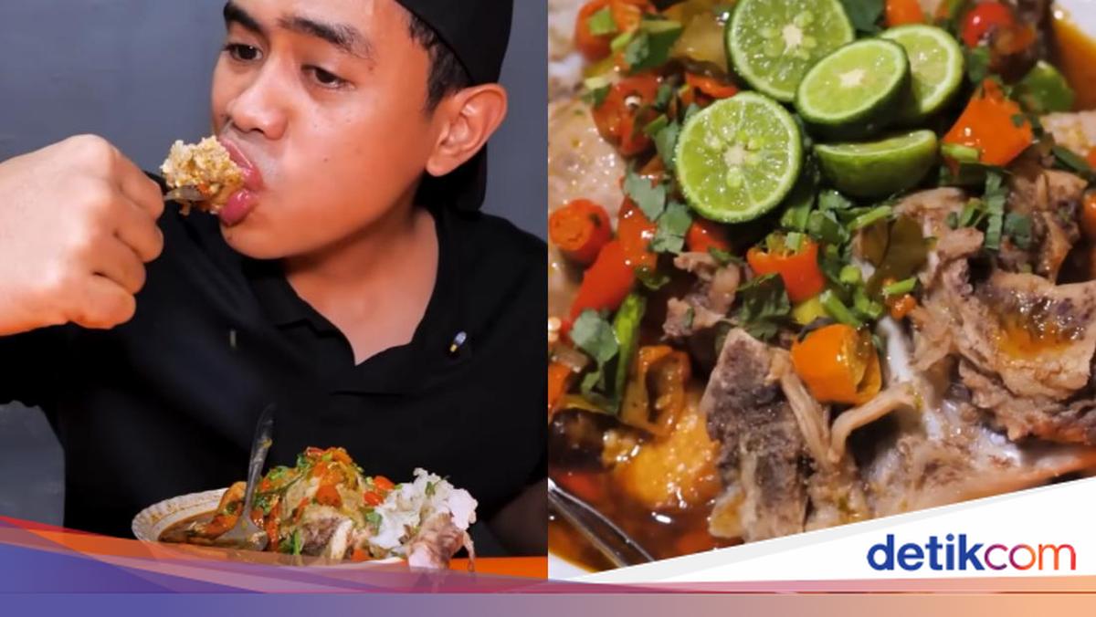 5 Momen Tanboy Kun Mukbang Bakso Kuah Pedas Menyengat Lidah