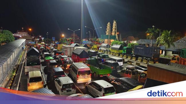 Penyeberangan Selat Bali Tutup 2 Jam, Antrean Kendaraan Mengular di Gilimanuk